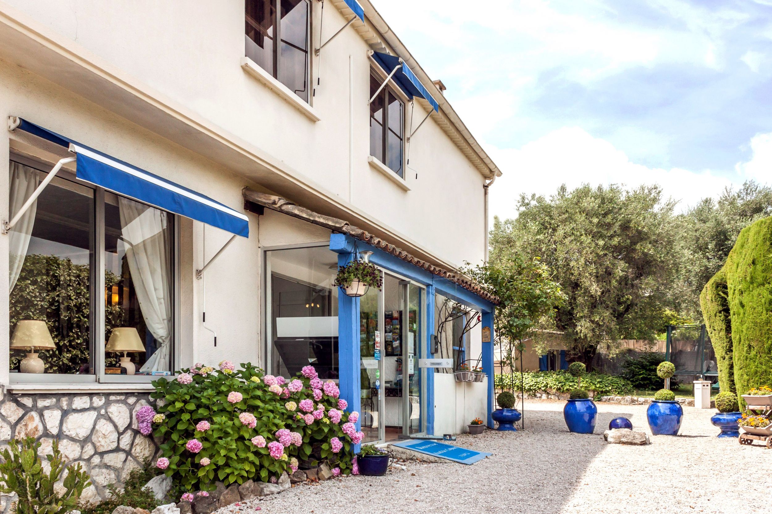 Charming hotel in Vence - Logis Hotel Cayrons *** | Official web site