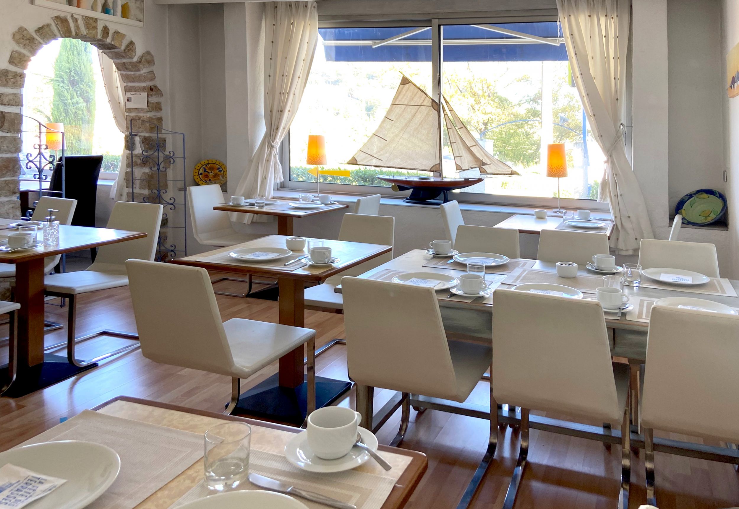 Charming hotel in Vence - Logis Hotel Cayrons *** | Official web site