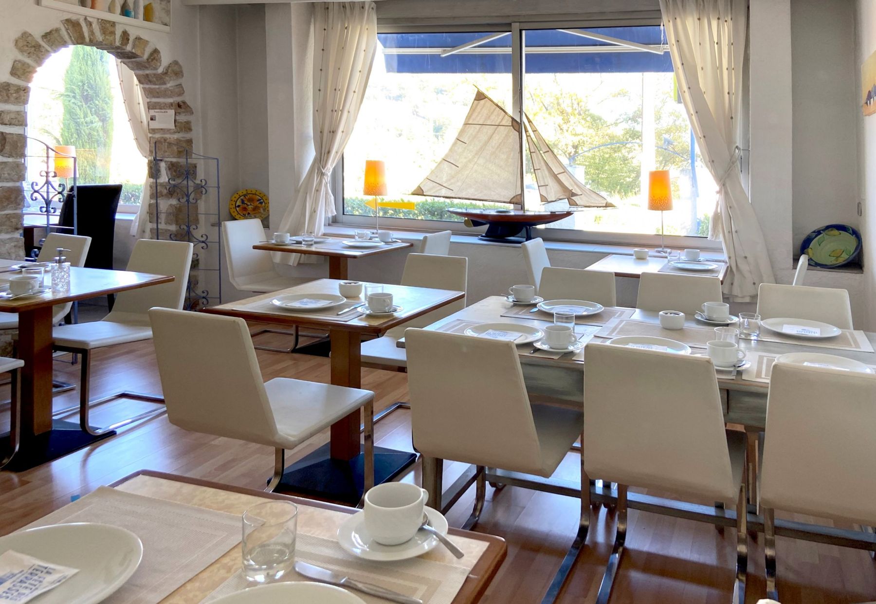 Hôtel de charme Vence - Logis Hotel Cayrons *** | Site Officiel