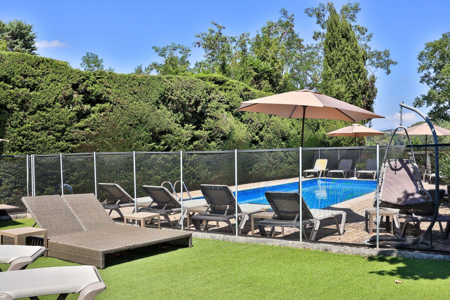 Hôtel de charme Vence - Logis Hotel Cayrons *** | Site Officiel