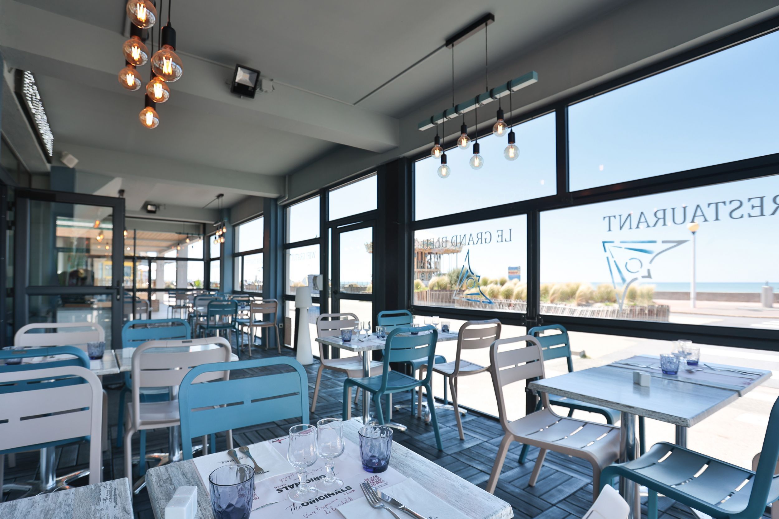 Restaurant Le Grand Bleu à Berck sur Mer, face à la mer.