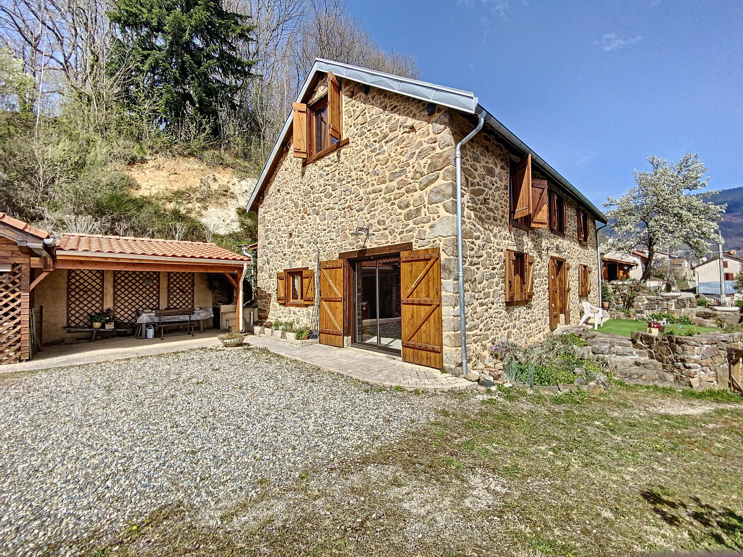 Prenez de la hauteur dans une authentique grange de pays d'Ariège ...